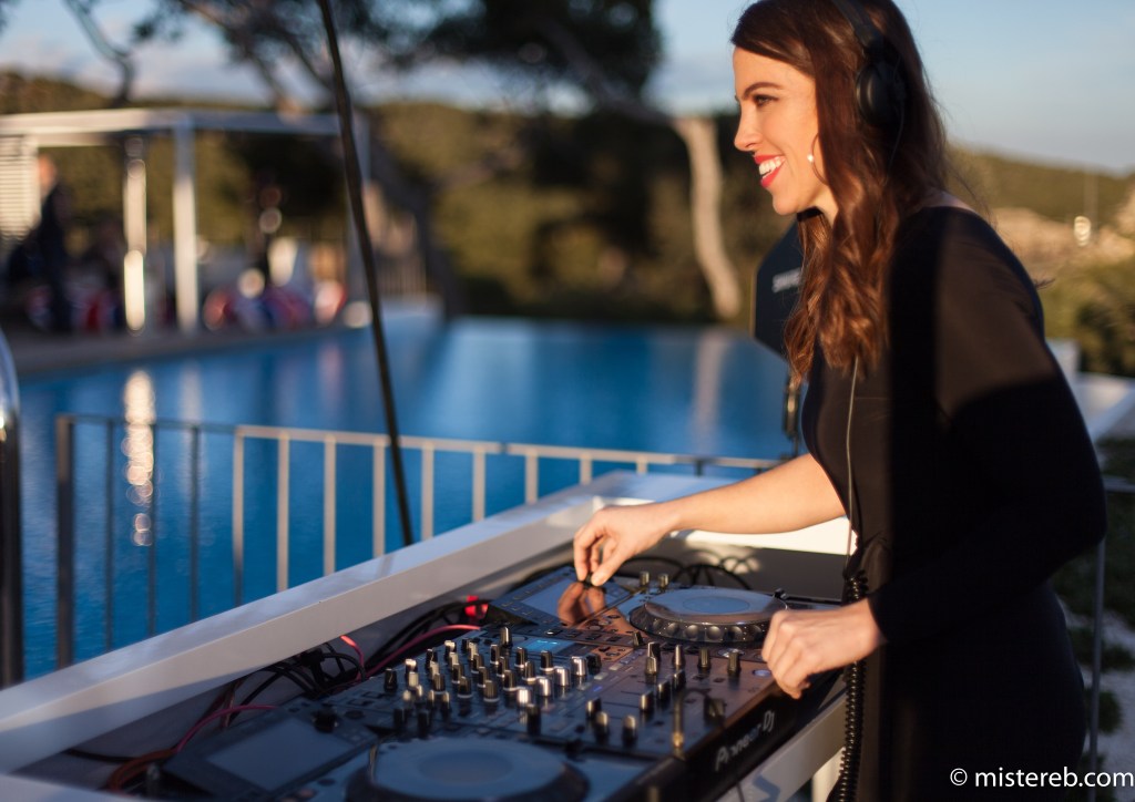 LAURA WILLIAMS MUSIC – Singer, Songwriter and DJ for Gigs, Weddings ...